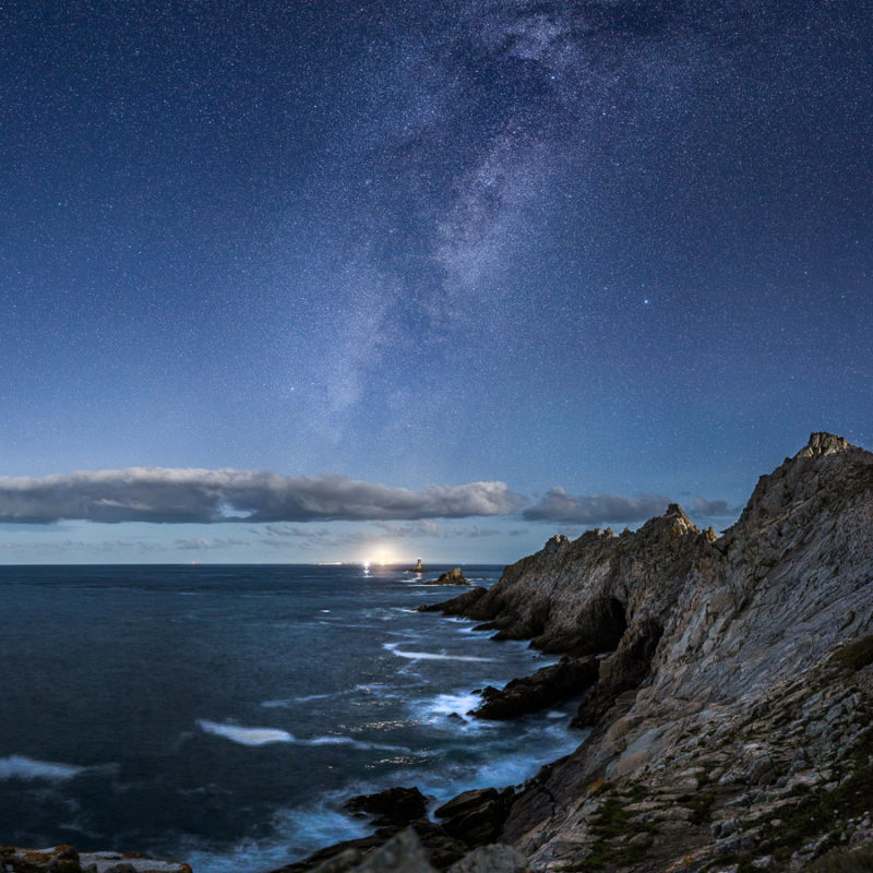 photo "Pointe du Raz : Île de Sein sous la Voie lactée" - Les Têtes de ...